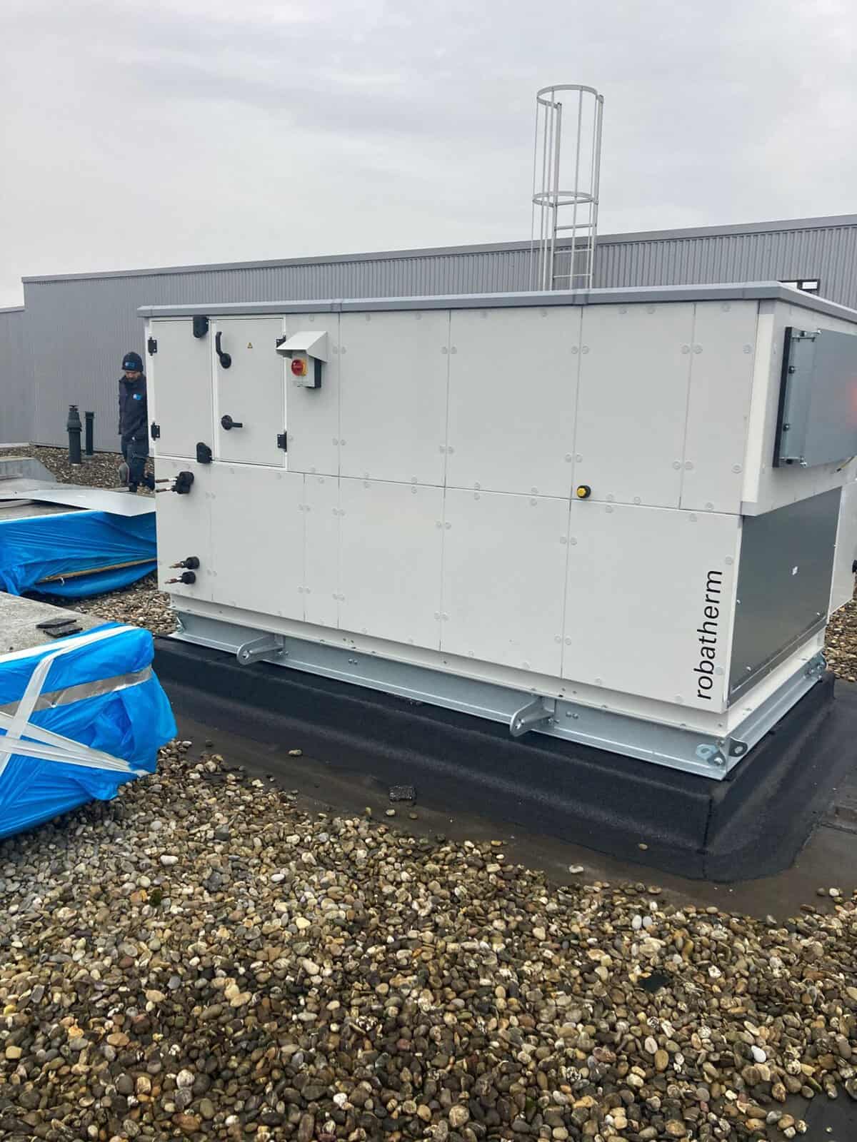 Installatie van een gloednieuwe luchtbehandelingskast - TIZ Klimaat- en ...