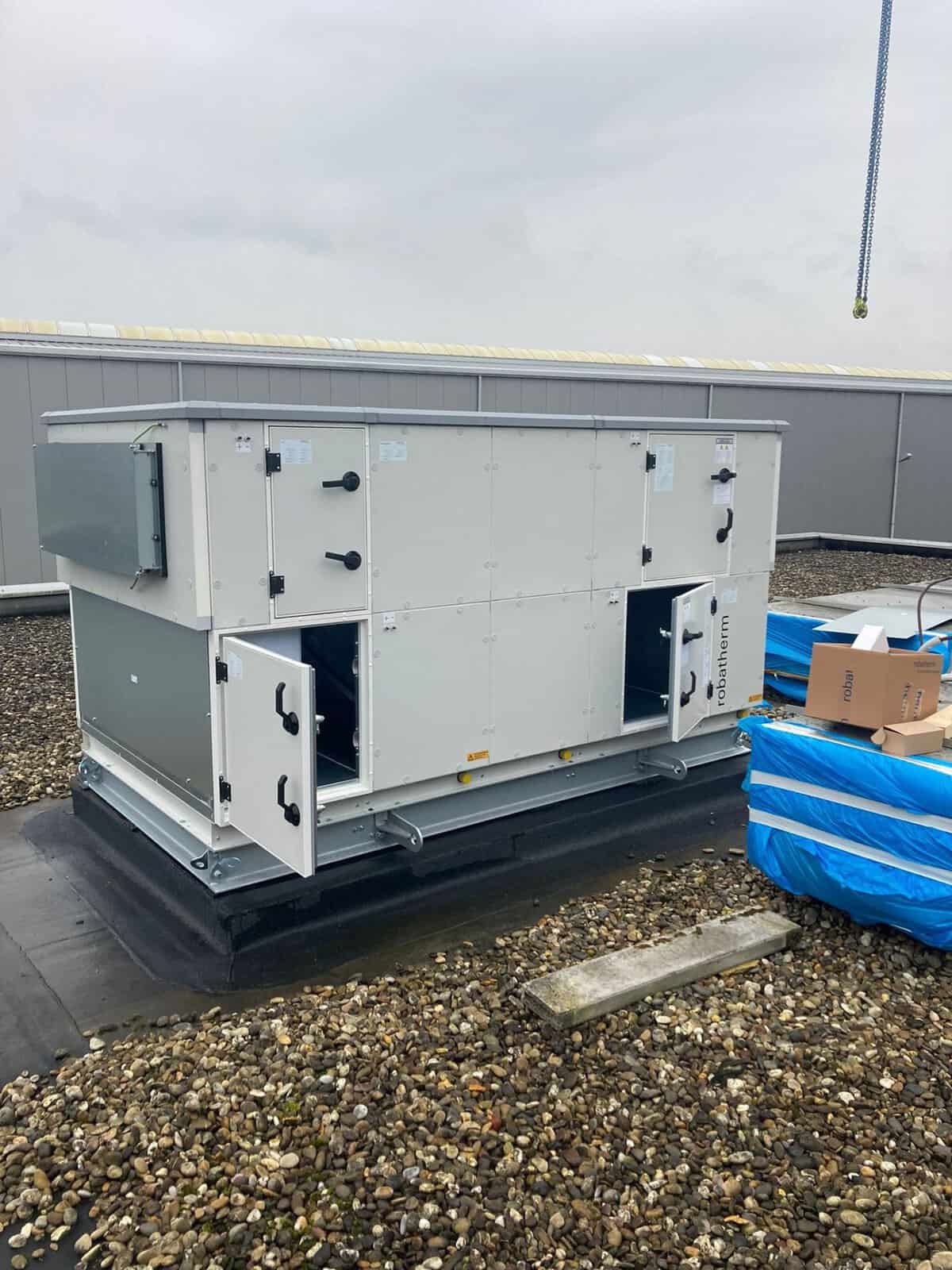 Installatie van een gloednieuwe luchtbehandelingskast - TIZ Klimaat- en ...